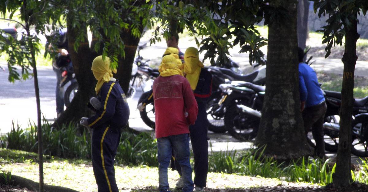 Evacúan la Universidad de Antioquia por disturbios de encapuchados
