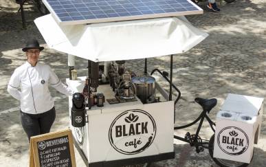 Tomarse un café hecho con energía solar
