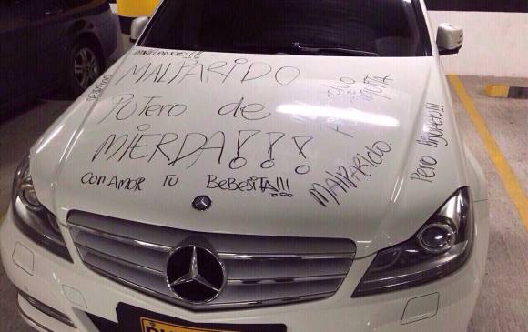 Una mujer rayó el lujoso carro de novio por una infidelidad