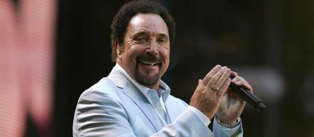 Tom Jones recibe reconocimiento a su trayectoria artística