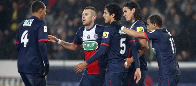 PSG subasta balón de un partido contra Barcelona para causa benéfica