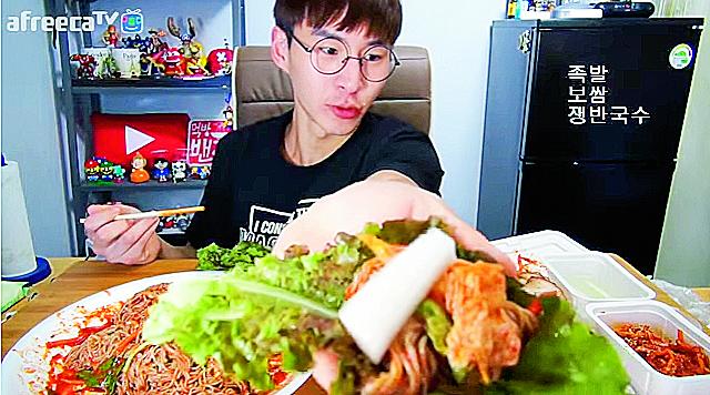 Muck-bang: comer solo, ¡nunca más!