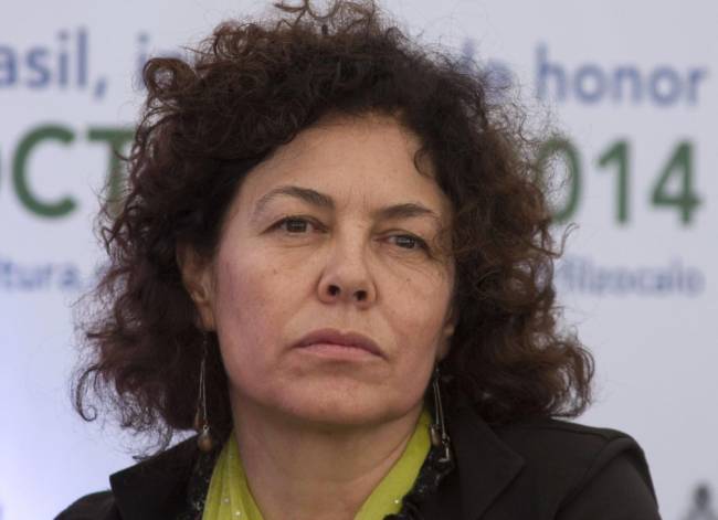 Dejar al poema respirar, eso hace María Baranda