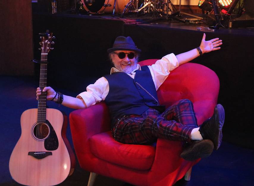 Vuelven César Mora y sus amigos al teatro