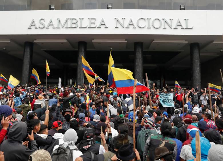 Indígenas Se Toman El Parlamento Ecuatoriano