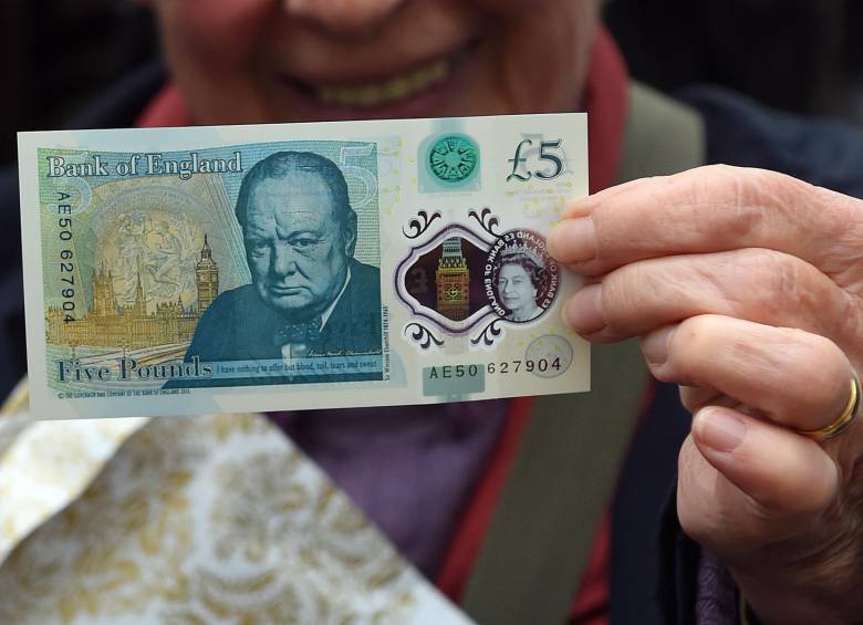 Inglaterra presenta su primer billete fabricado con plástico